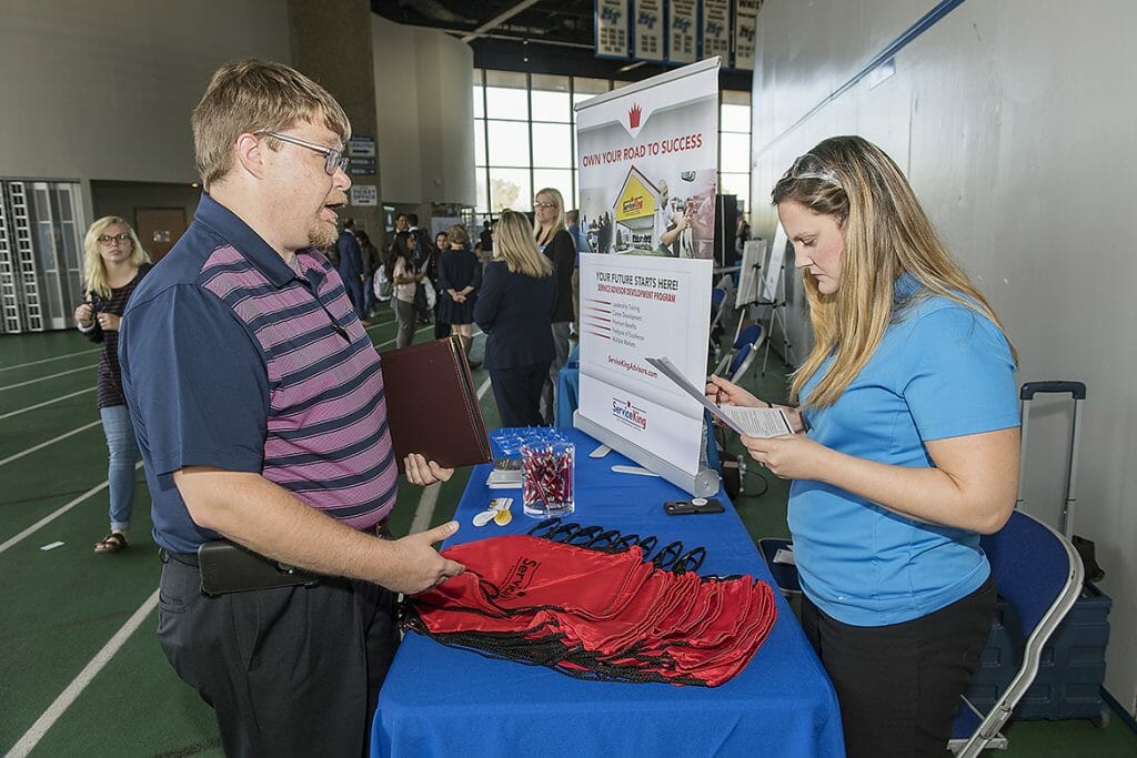 Hundreds of MTSU students, alumni network, seek jobs at Fall Career Fair [+VIDEO] – MTSU News