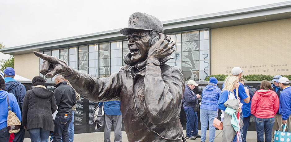 MT Athletics unveils, dedicates ‘Boots’ Donnelly statue – MTSU News